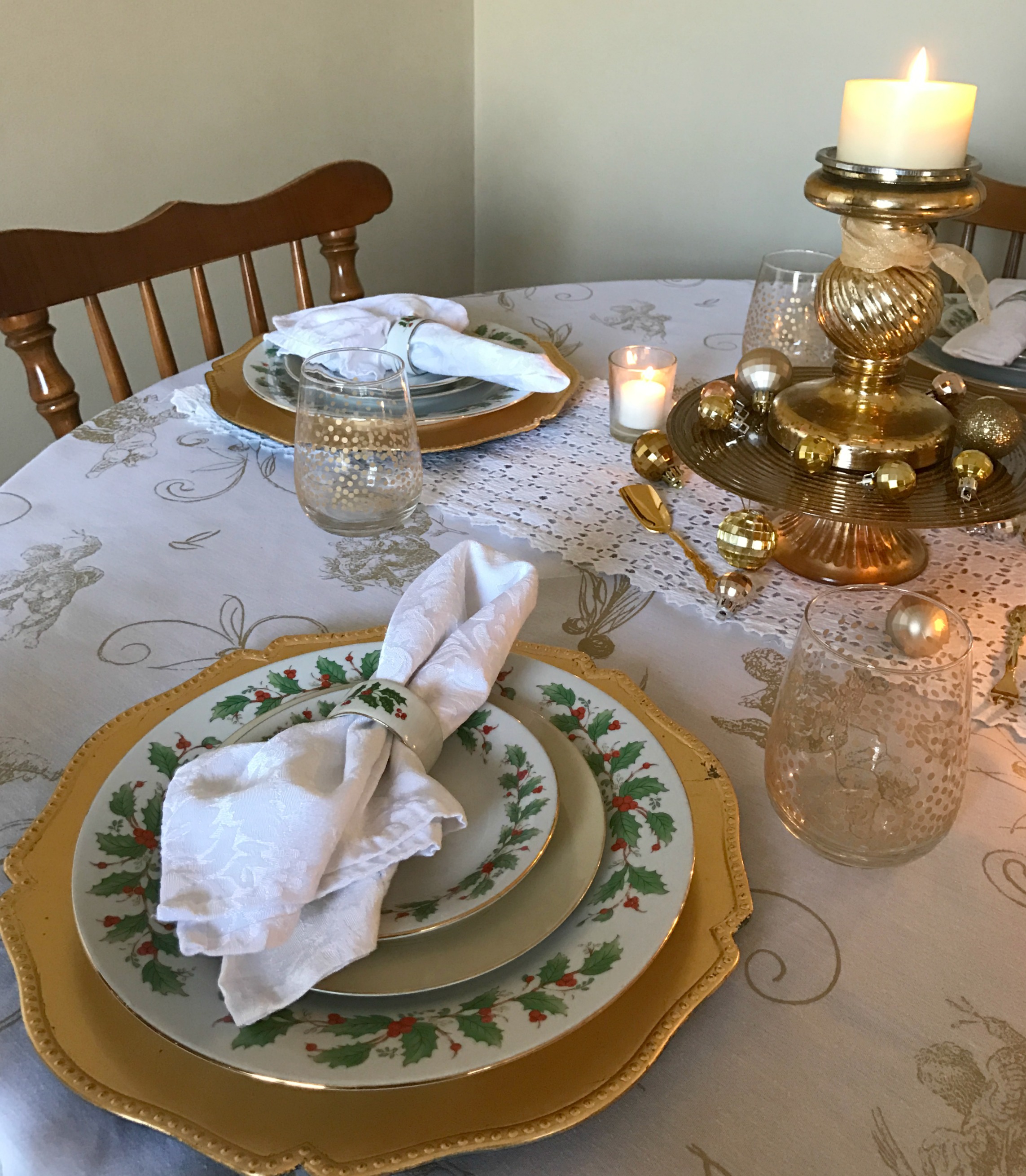 Romantic Gold and White Holiday Table Setting – Come Home For Comfort